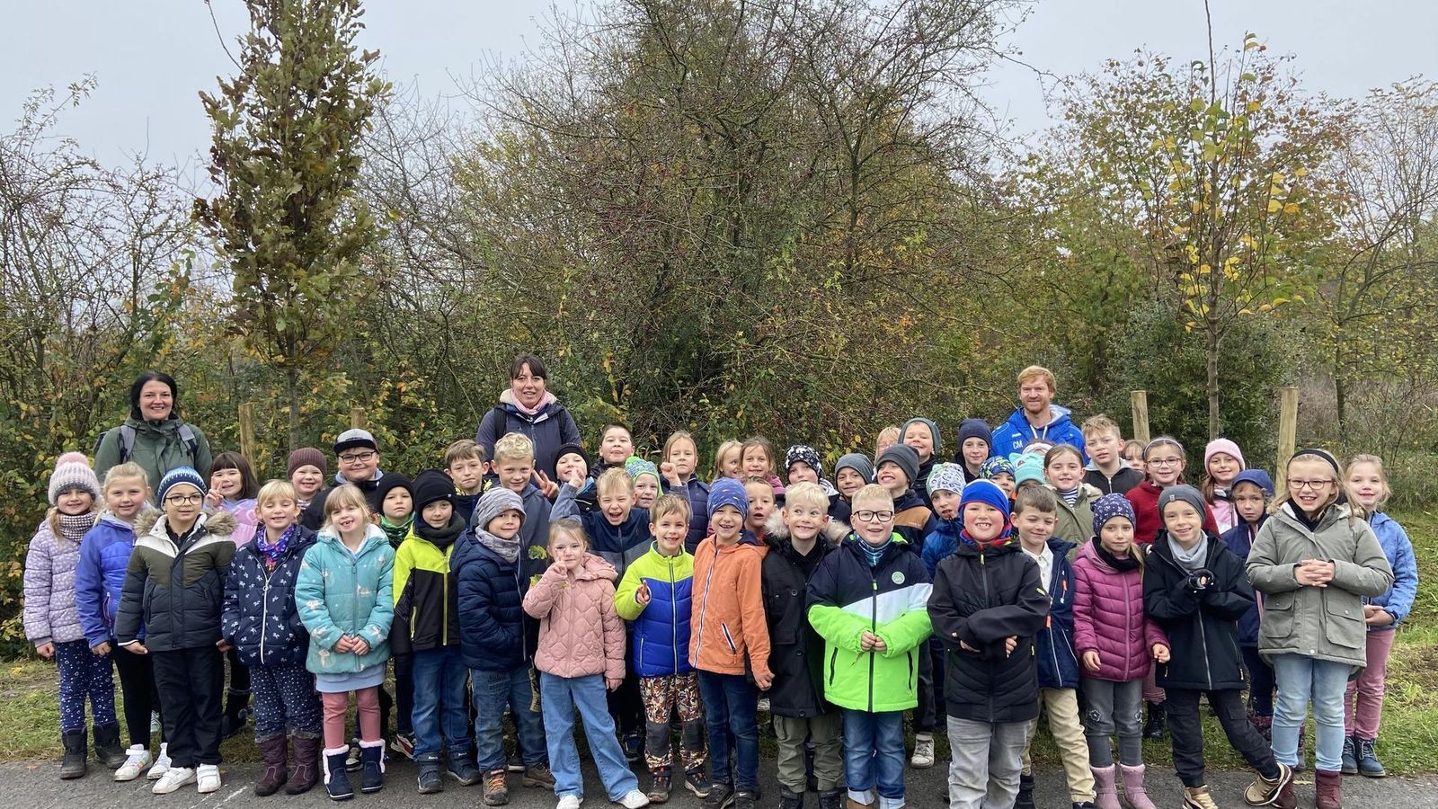 17 Zukunftsbäume in Weißensee gepflanzt: Kinder werden Paten