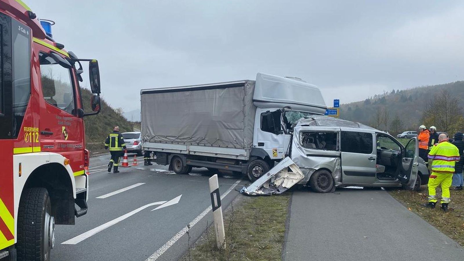 Horror-Unfall: Lkw schiebt Auto von Meschederin vor sich her