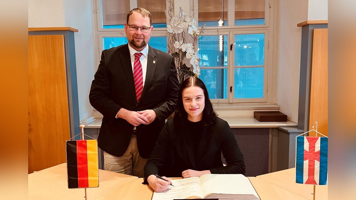 Eisenach: Weltrekordlerin trägt sich ins Goldene Buch ein