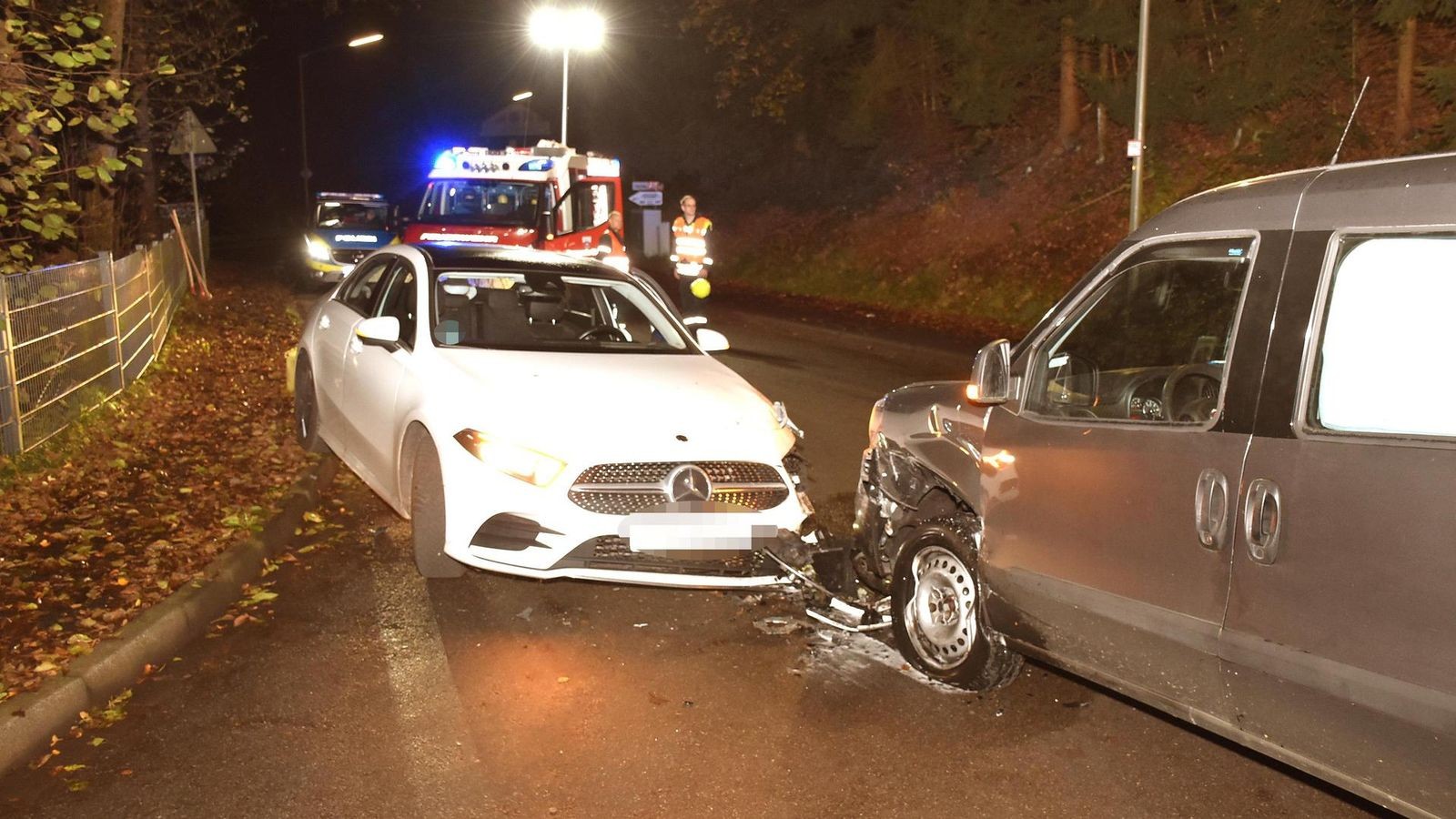 Siegen: Schwerer Unfall – Frau mit Fiat schrottet teuren Mercedes
