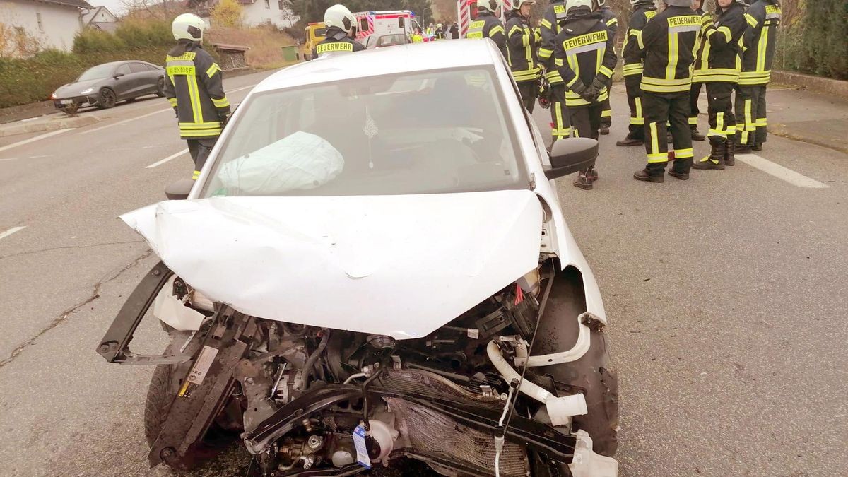Schwerer Unfall bei Siegen: Fünf Verletzte, zwei Autos total demoliert