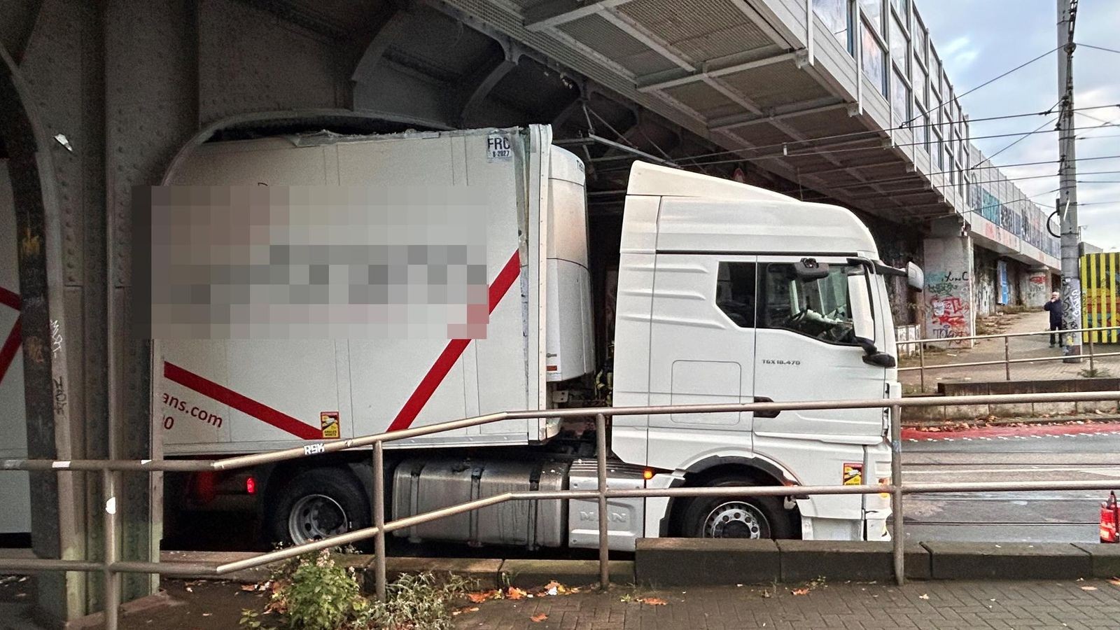 Unter Brücke festgefahren: Lkw sorgt für Staus in Bochum