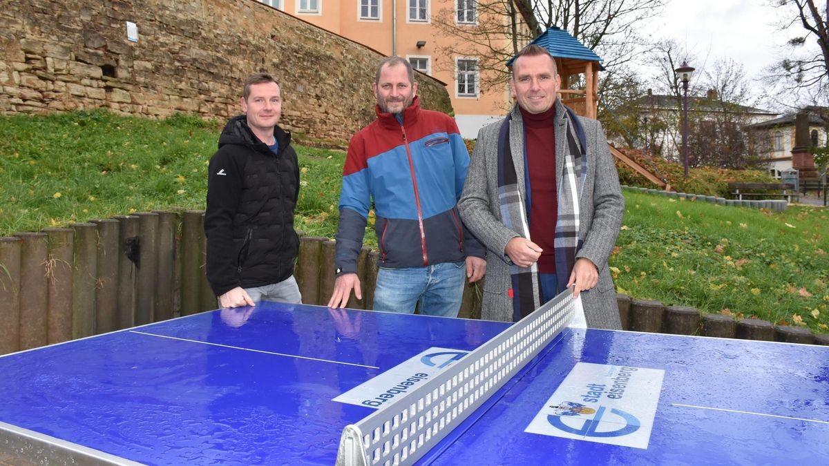 Endlich wieder Ping-Pong: Eisenberg weiht neue Tischtennisplatte ein