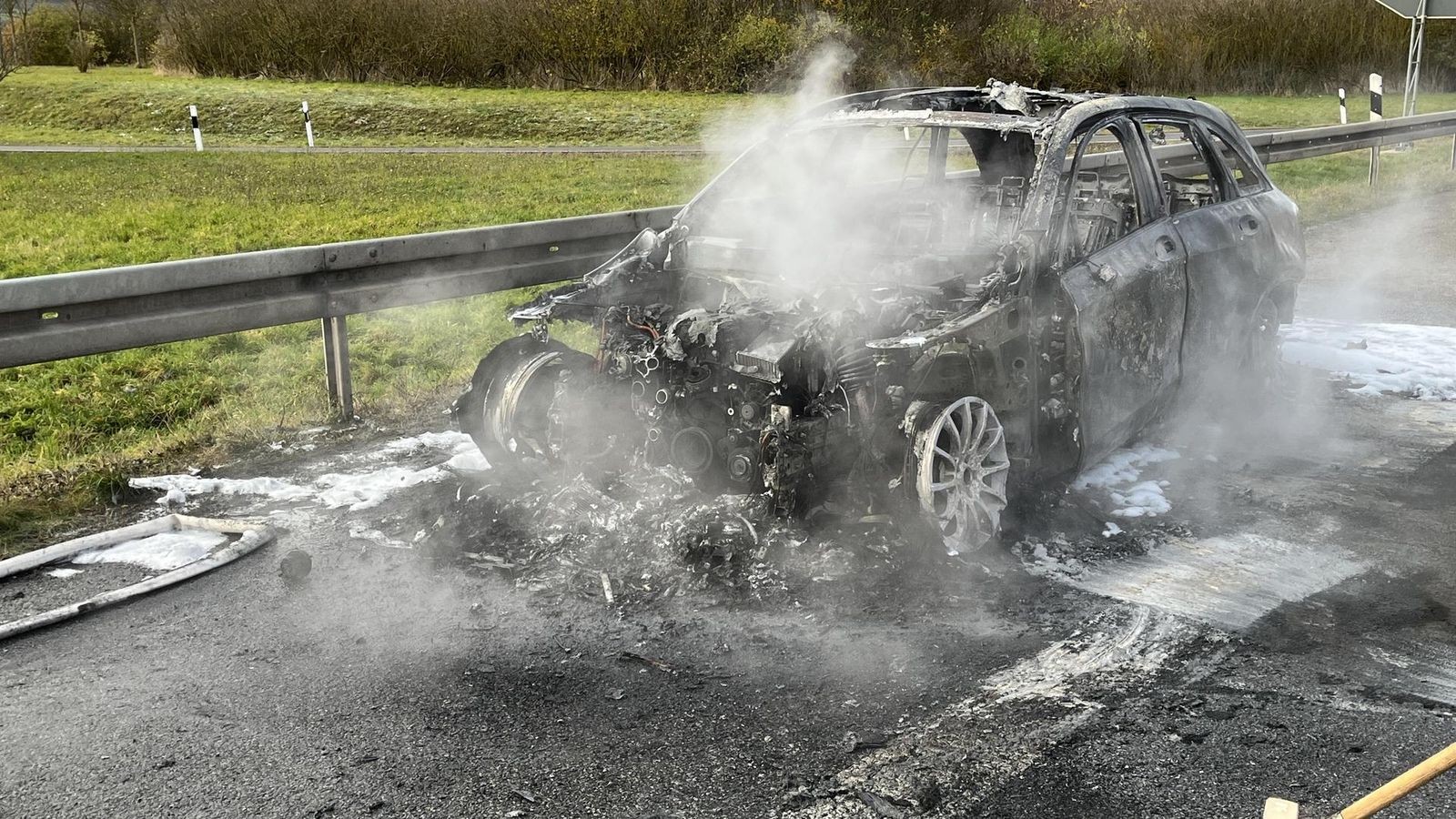 Auto brennt auf der A4 komplett aus - Autobahn gesperrt