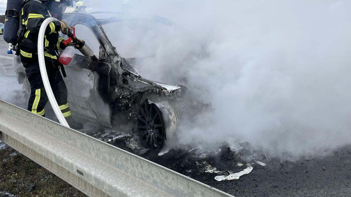 Auto brennt auf der A4 komplett aus - Autobahn gesperrt