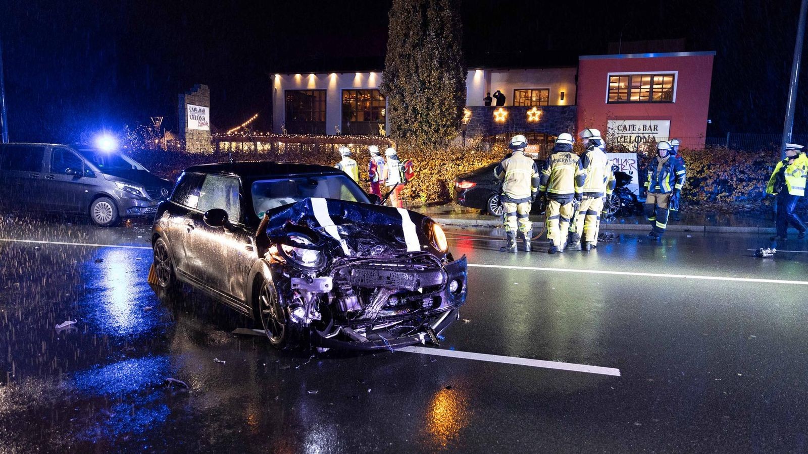 Verletzte und Trümmerfeld nach Verfolgungsjagd in Essen