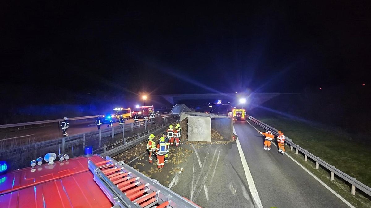 A 71 mehrere Stunden gesperrt: Lkw verliert bei Unfall Zuckerrüben