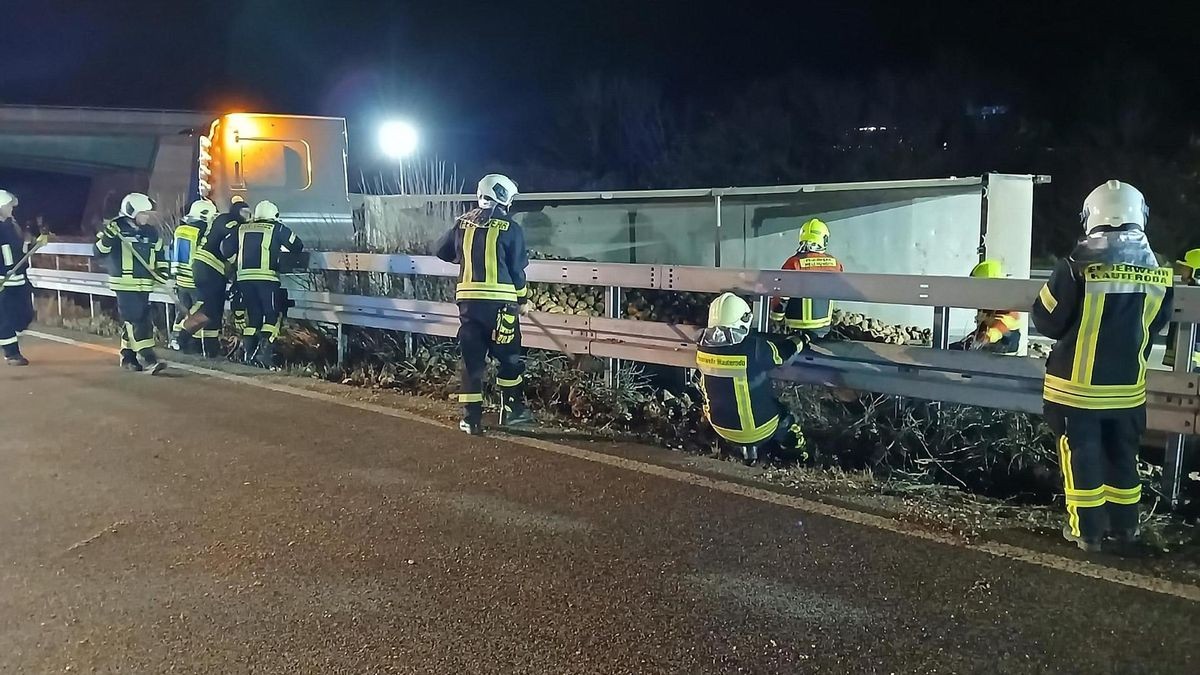 Unfall auf A71: Lkw verliert Zuckerrüben