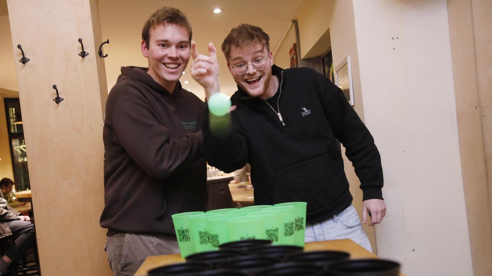 „QR-Pong“: Junge Bottroper starten mit viralem Spiel durch