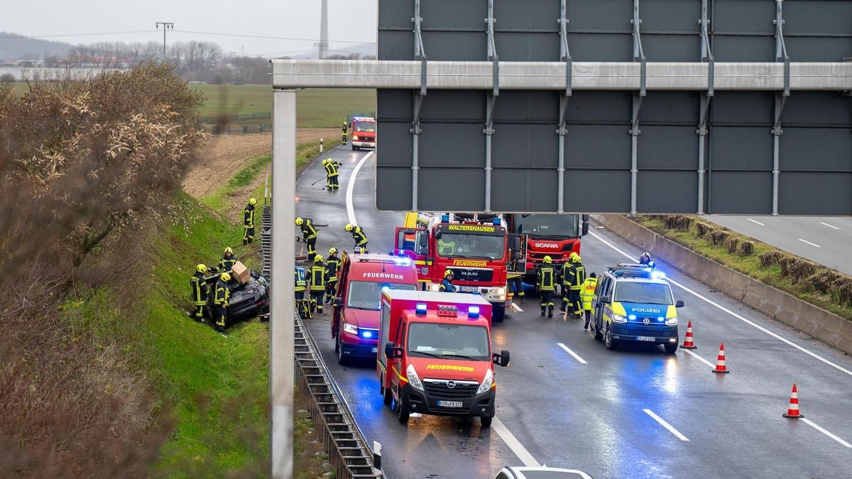 Schwer verletzte Person und hoher Sachschaden bei Unfall auf A4