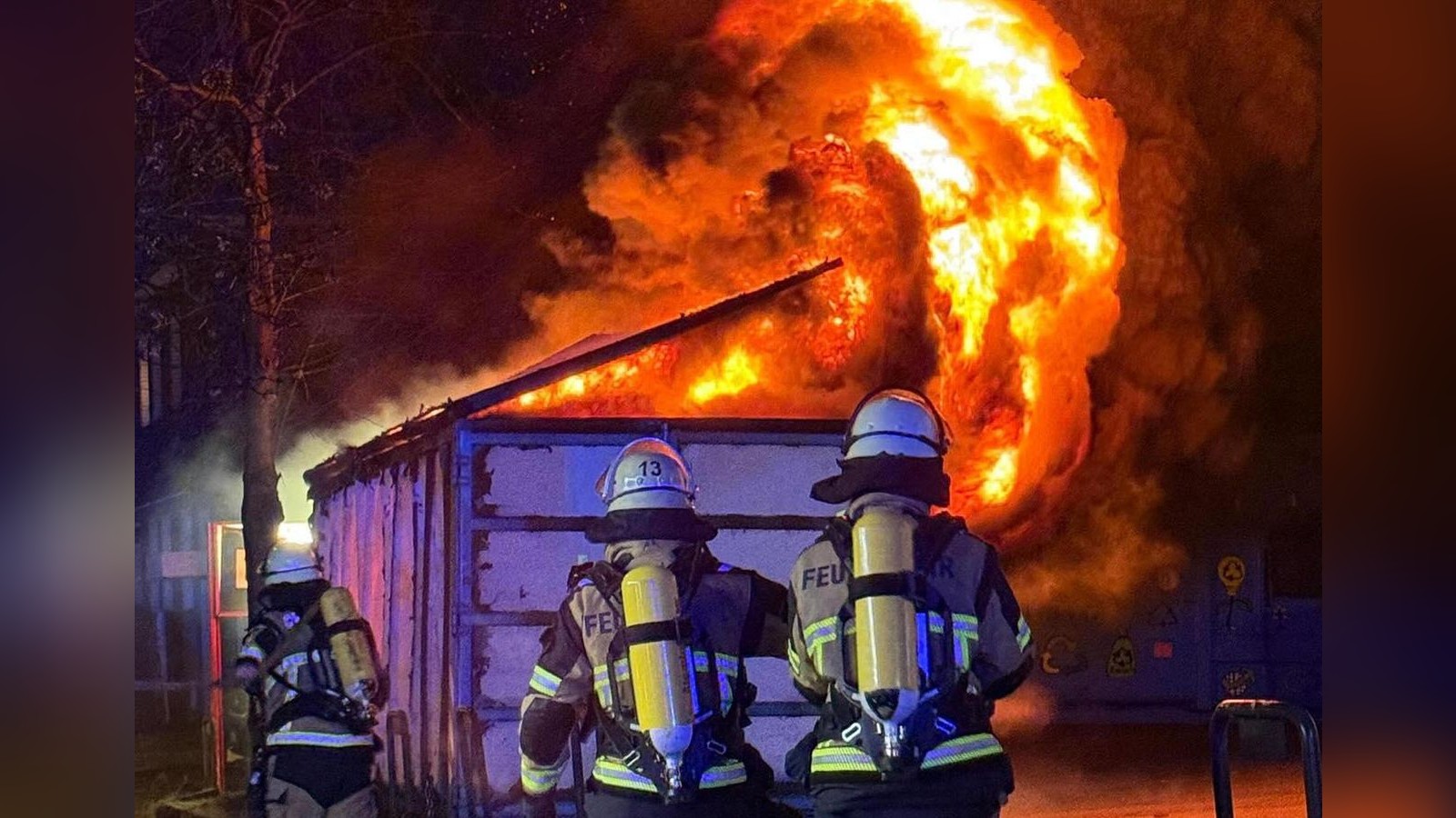 Feuer in Essen: Container in Flammen, Teile von Transporter schmelzen