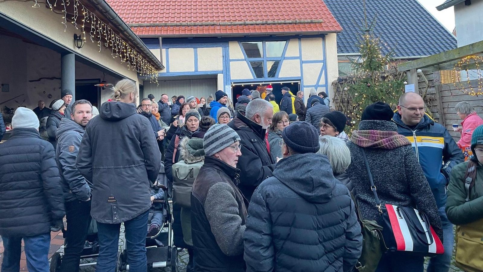 Eichsfelder Adventsglanz: Eine Dorfgemeinschaft feiert Premiere