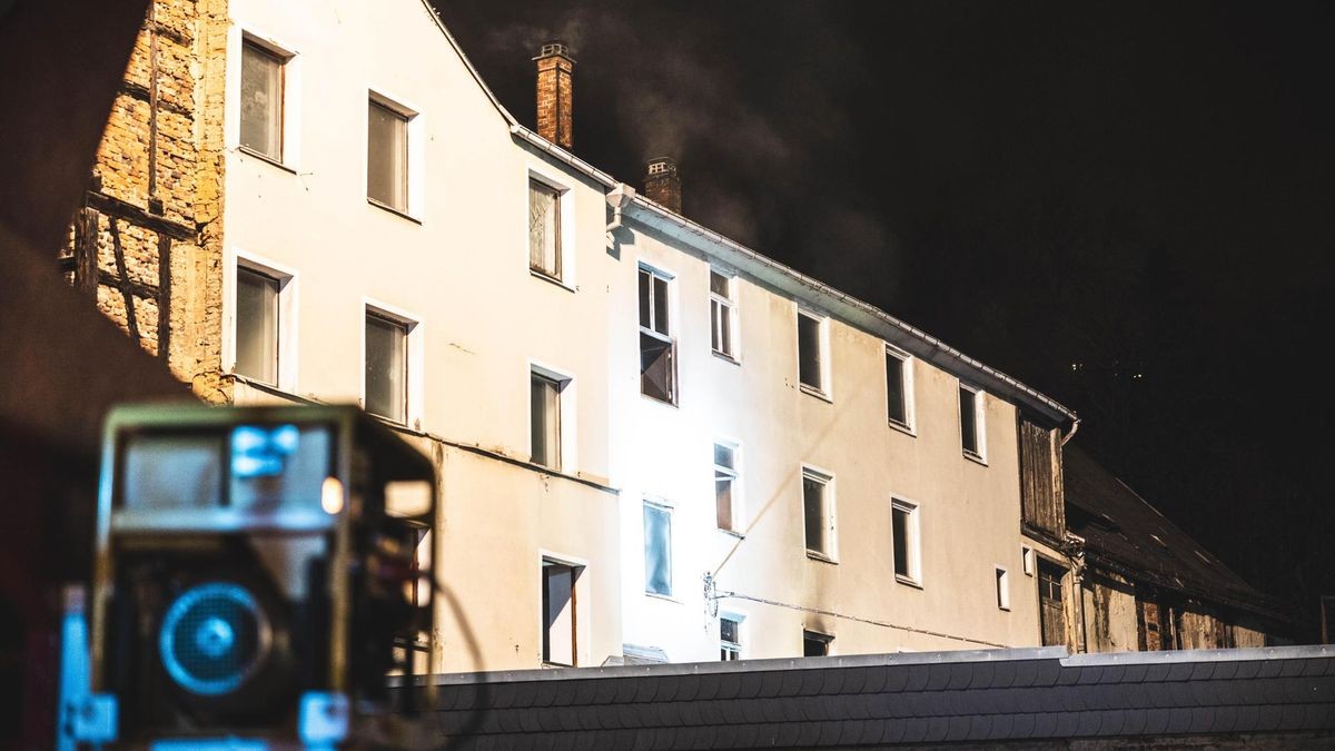 Großbrand in Greiz: Bewohner nach wie vor verschwunden (Update)