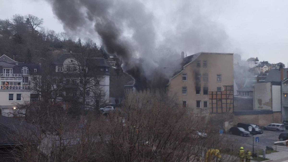 Großbrand in Greiz: Bewohner nach wie vor verschwunden (Update)