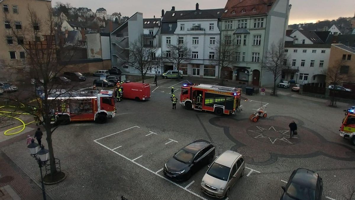 Großbrand in Greiz: Bewohner nach wie vor verschwunden (Update)