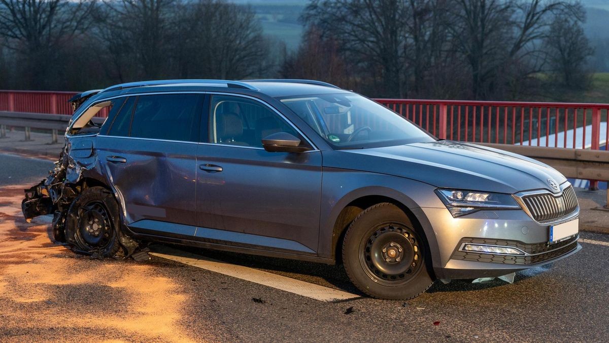 Schwerer Unfall auf A4: Vier Verletzte nach Doppel-Crash