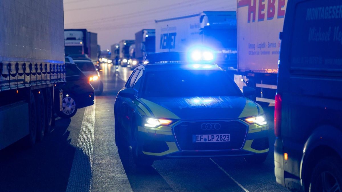 Schwerer Unfall auf A4: Vier Verletzte nach Doppel-Crash