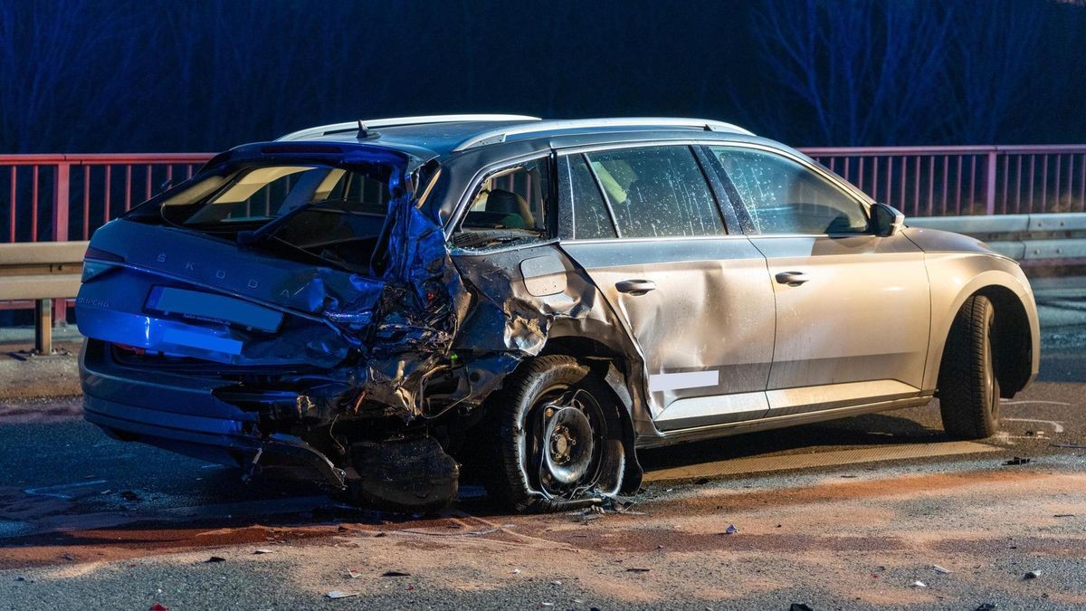 Schwerer Unfall auf A4: Transporter kracht in Kombi - vier Verletzte