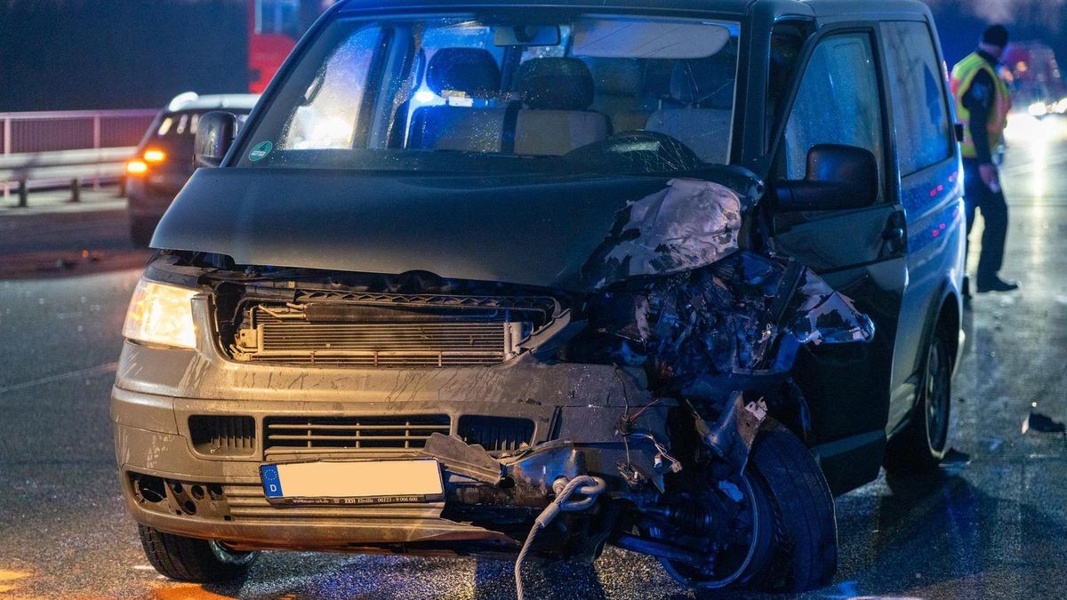 Schwerer Unfall auf A4: Transporter kracht in Kombi - vier Verletzte