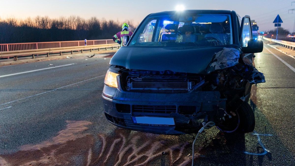 Schwerer Unfall auf A4: Transporter kracht in Kombi - vier Verletzte