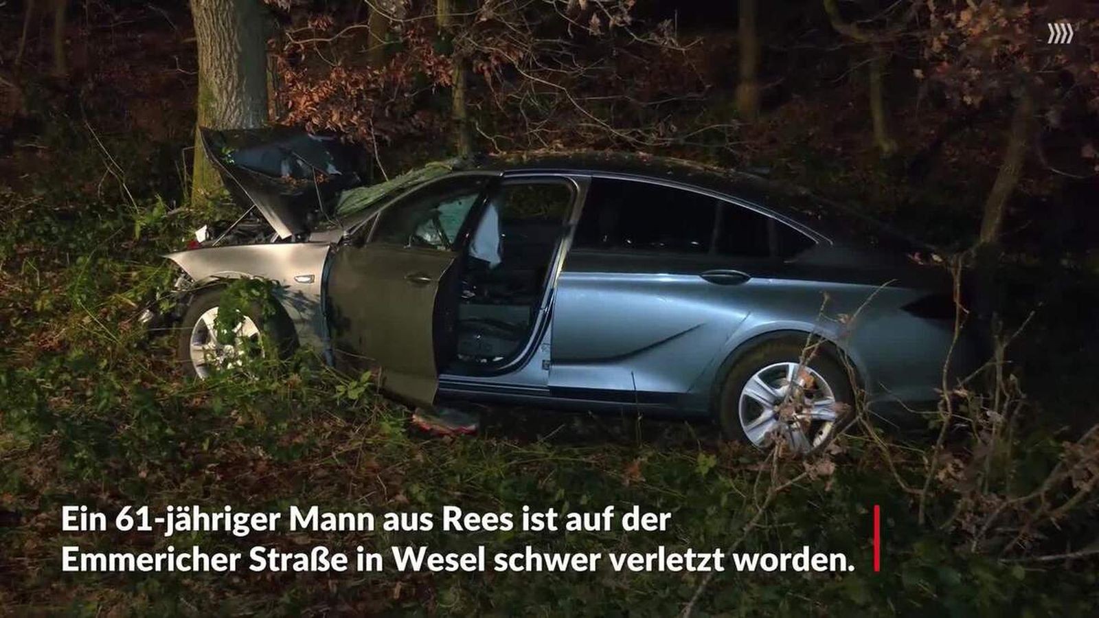 Schwerer Unfall in Wesel: 61-Jähriger prallt gegen Baum
