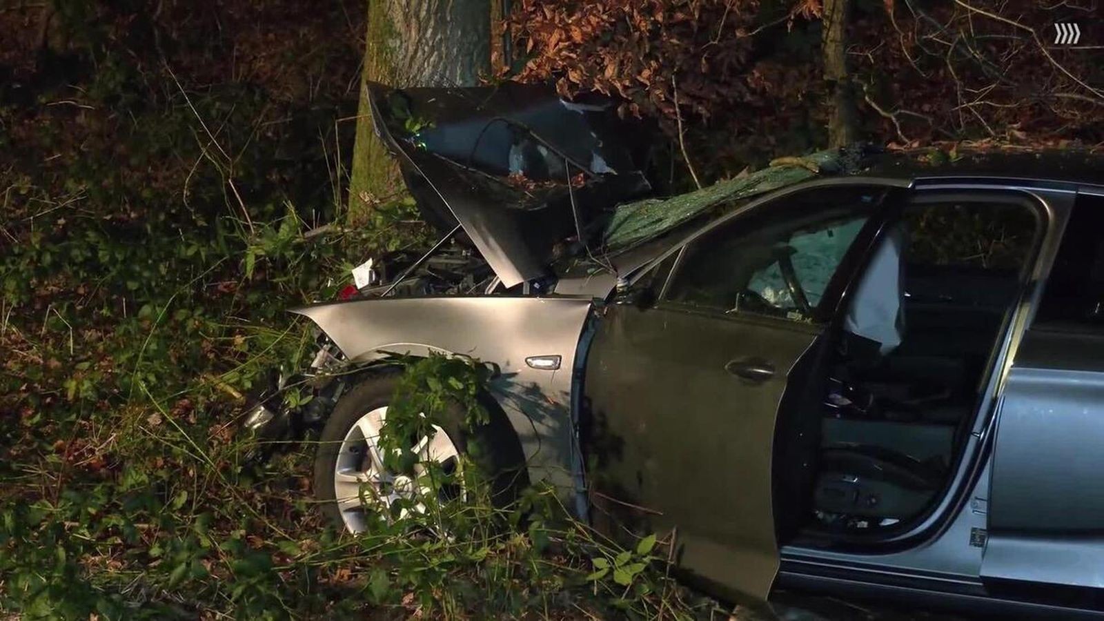 Schwerer Unfall in Wesel: 61-Jähriger prallt gegen Baum