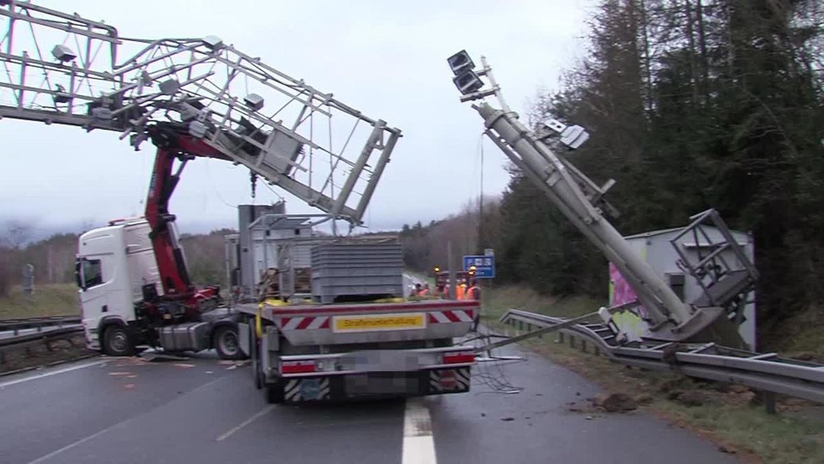 Kran-Unfall auf der A72: LKW reißt Mautbrücke ab