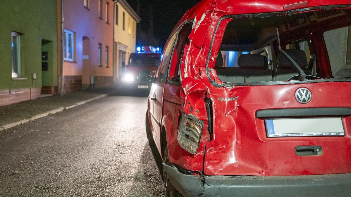 Unfall in Blankenhain: Lkw kollidiert mit geparktem Auto