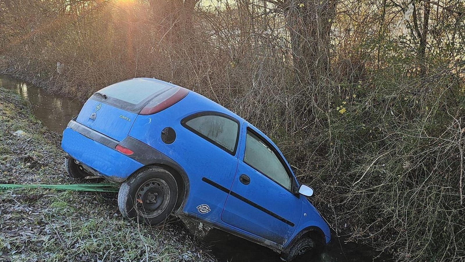 Kyffhäuserkreis: Unbekannte schieben Auto in Flutgraben