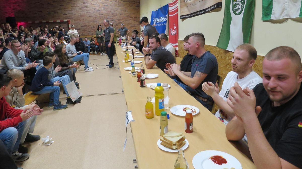 Neuer Rekord im Eichsfeld: Das sind die Bilder vom Bockwurst-Wettessen