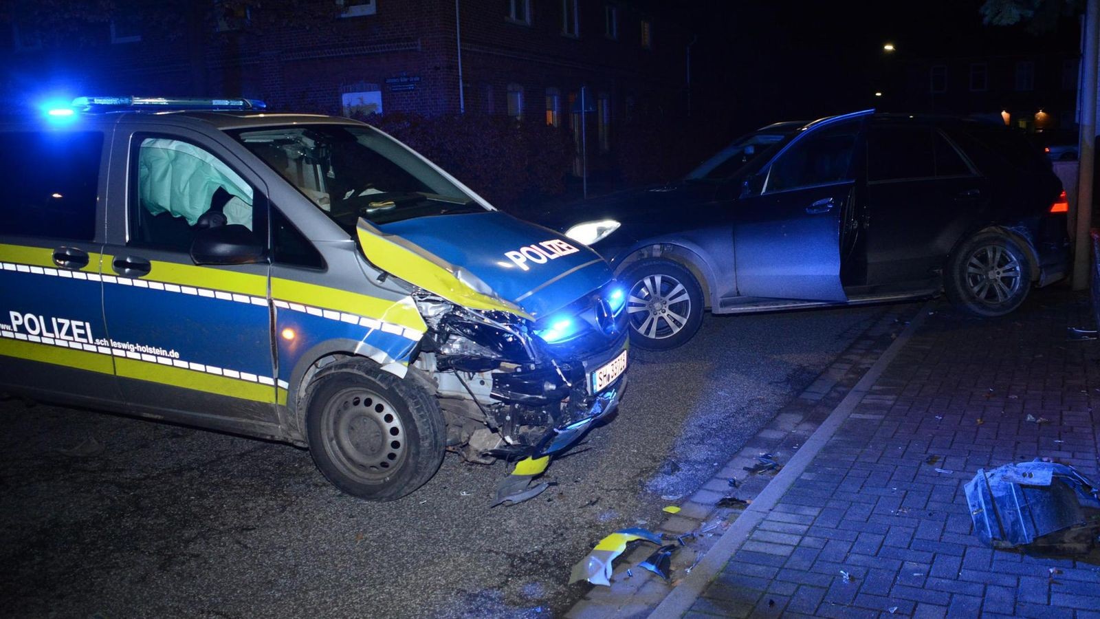 Polizei Geesthacht rammt Fluchtauto von Kneipen-Einbrechern