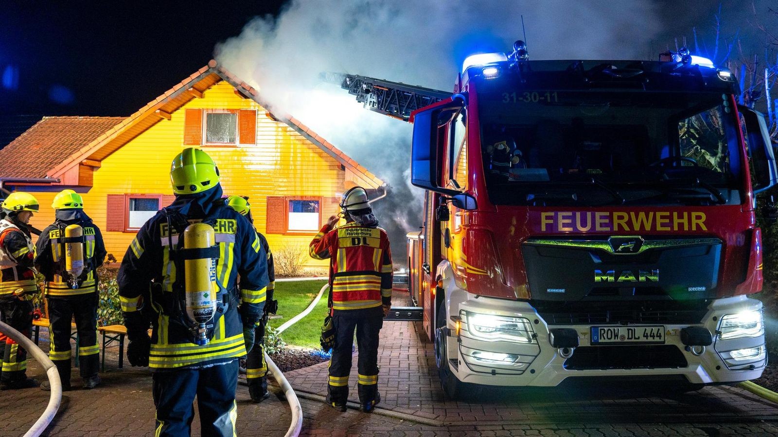 In der Silvesternacht: Flammen verschlingen Holzhaus, Carport und ...