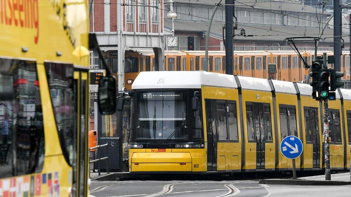 Berlin: Junge (12) von Tram erfasst und gegen Gitter geschleudert