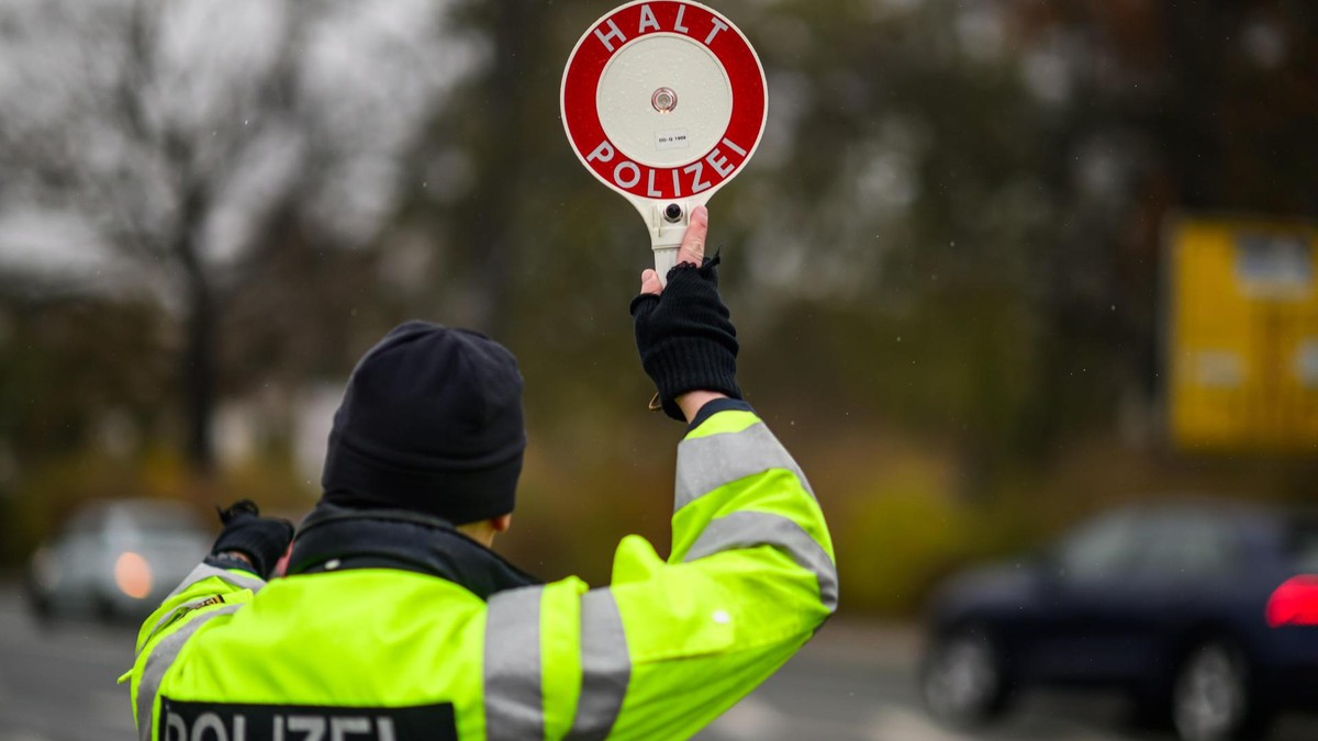 Polizei Hamburg zieht dubiose Mercedes-Fahrerin aus Verkehr – stand sie ...