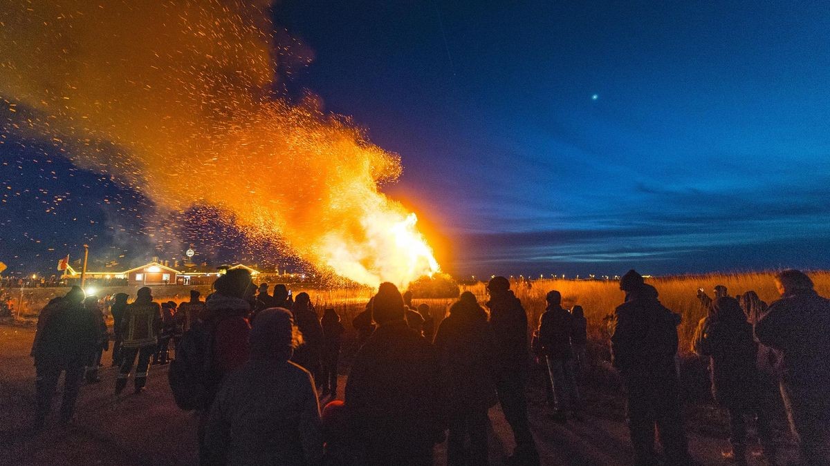 Biikebrennen 2025: Mit Nordseekarte - Wo Sylt, Amrum, SPO und Föhr jetzt leuchten