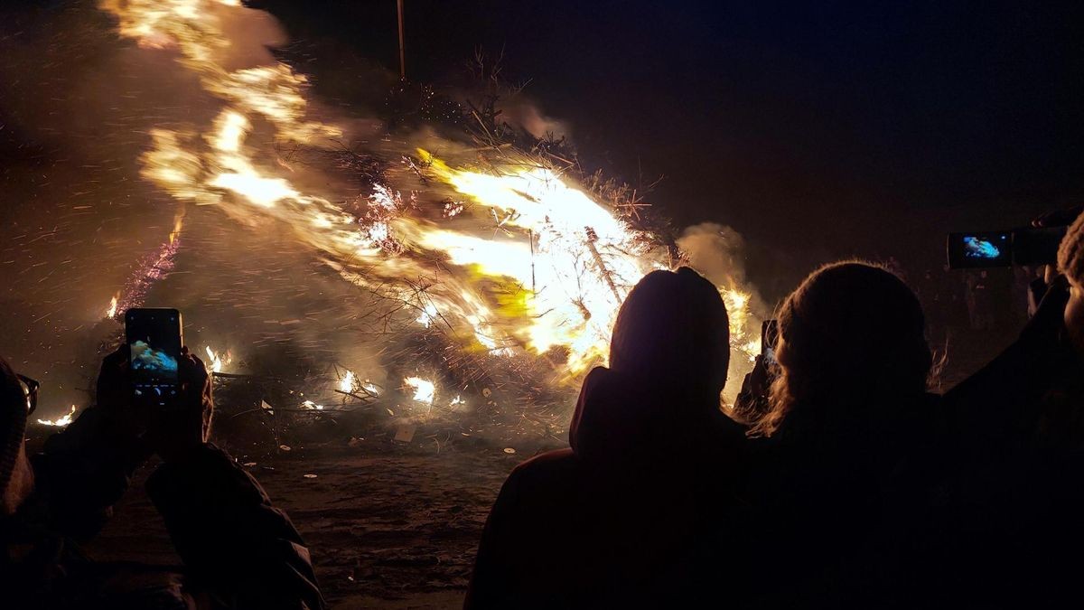 Biikebrennen 2025: Mit Nordseekarte - Wo Sylt, Amrum, SPO und Föhr jetzt leuchten