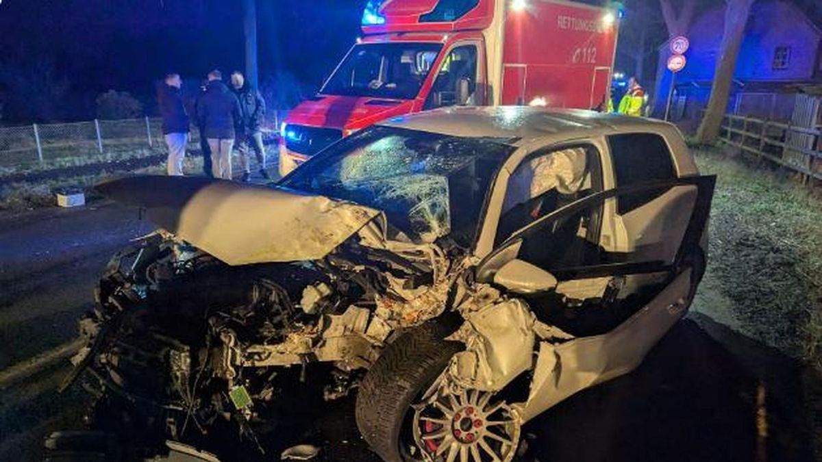 Schwerer Verkehrsunfall in Bedburg-Hau: Pkw prallt gegen Baum