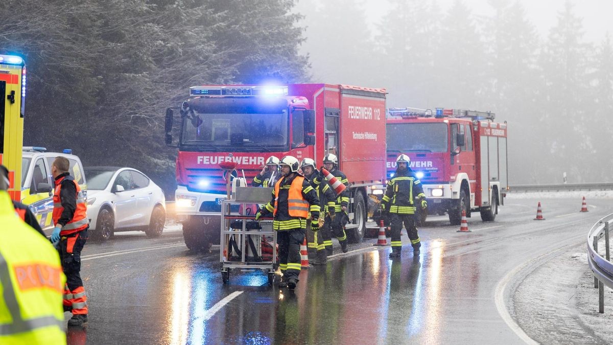 Frontalzusammenstoß wegen überfrierender Nässe: Zwei Personen bei schwerem Unfall verletzt