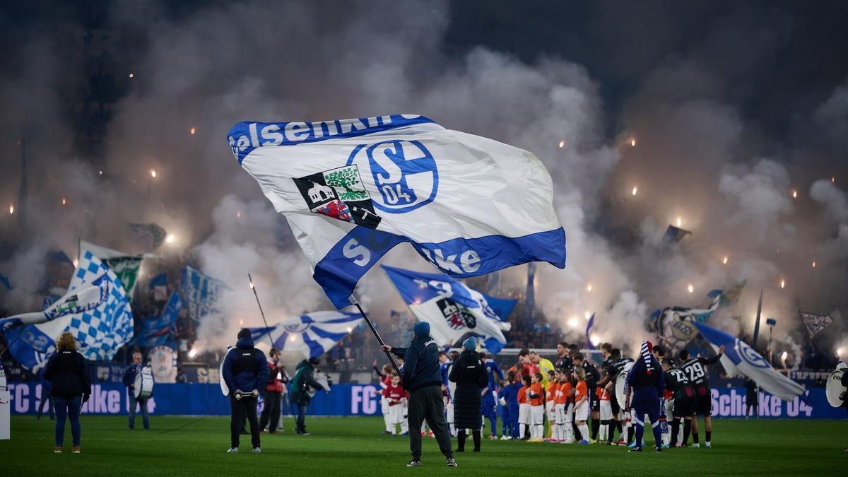 Schalke-Fans mit massig Pyro, schnelle Reaktion der Polizei