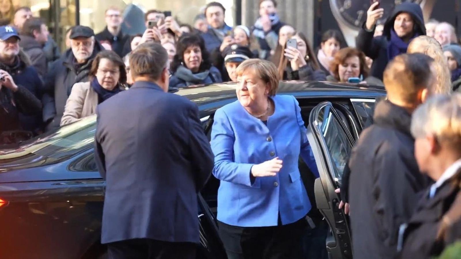 Merkel signiert ihr Buch «Freiheit» - Ansturm vor Buchladen