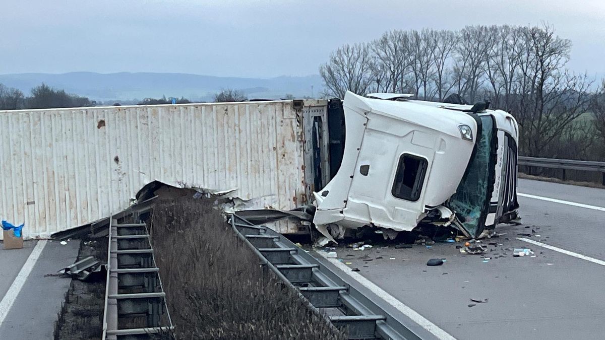 Schwerer Unfall auf A38: Lkw mit 20 Tonnen Käse kippt in Mittelleitplanke