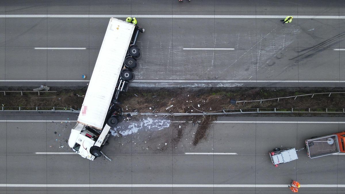 Lkw mit 20 Tonnen Käse umgekippt: A 38 bei Nordhausen in beide Richtungen gesperrt