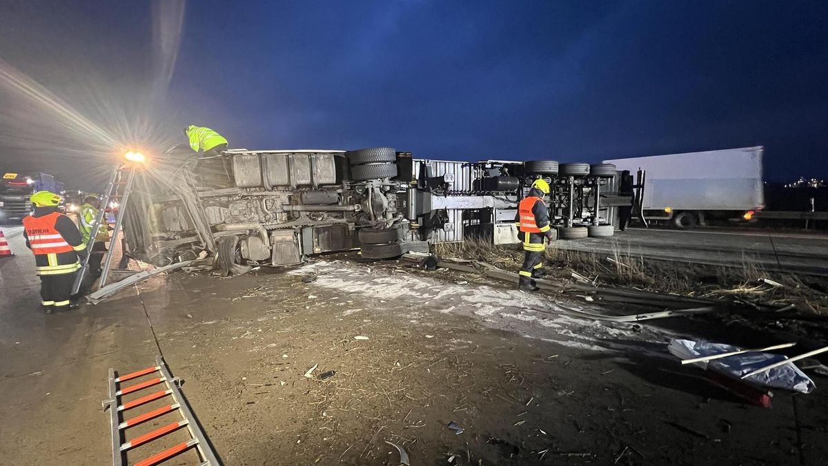 Schwerer Unfall auf A38: Lkw mit 20 Tonnen Käse kippt in Mittelleitplanke