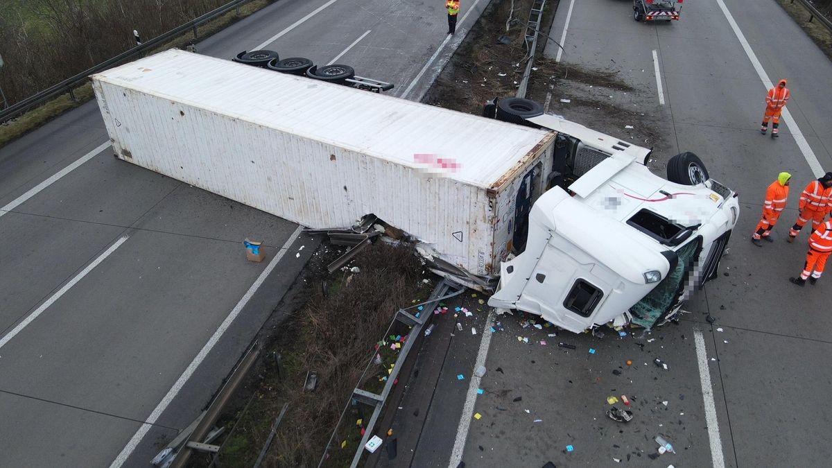 Schwerer Unfall auf A38: Lkw mit 20 Tonnen Käse kippt in Mittelleitplanke