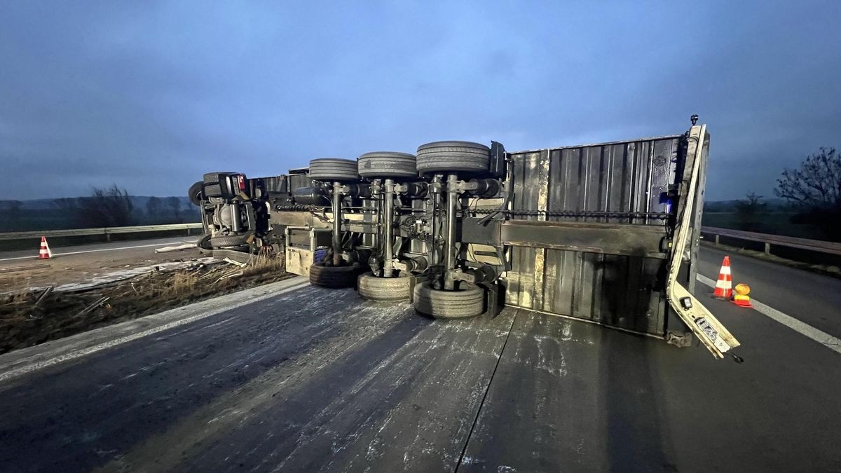 Schwerer Unfall auf A38: Lkw mit 20 Tonnen Käse kippt in Mittelleitplanke