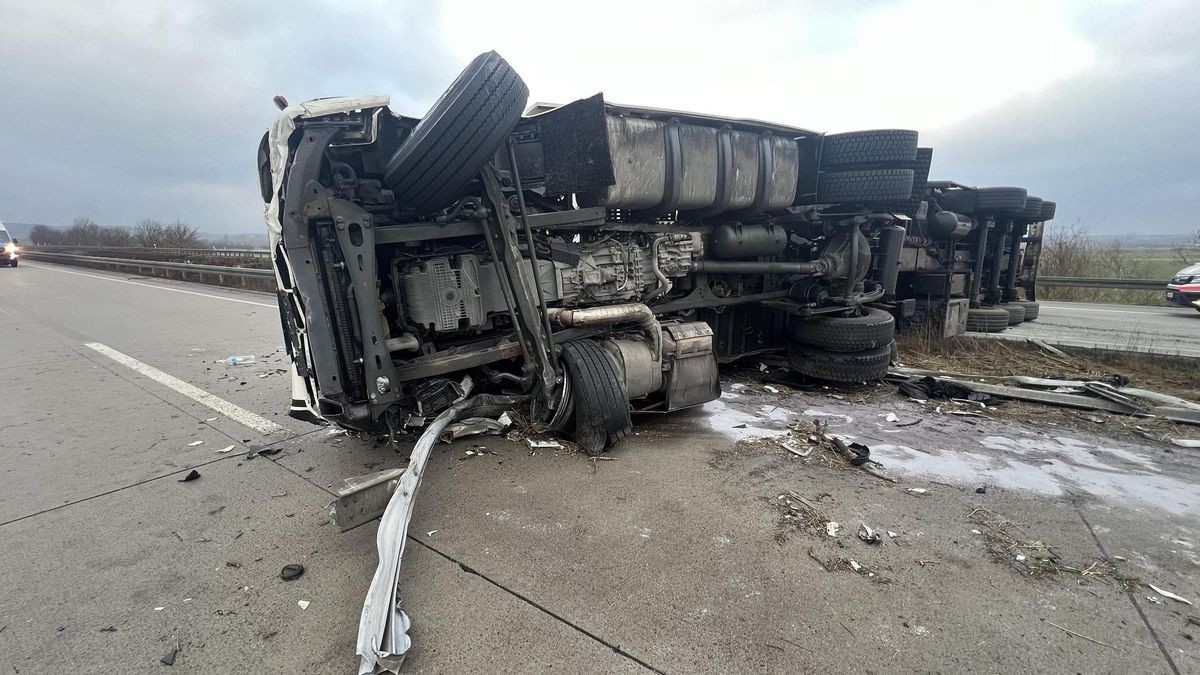 Schwerer Unfall auf A38: Lkw mit 20 Tonnen Käse kippt in Mittelleitplanke