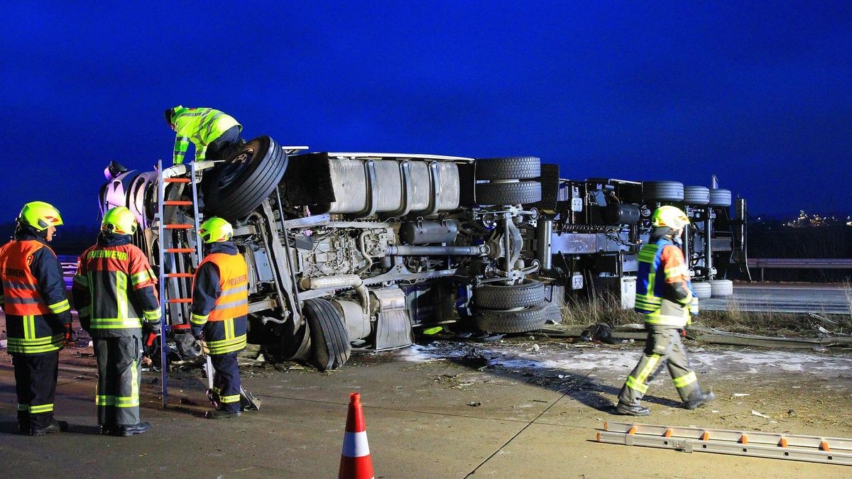 Schwerer Unfall auf A38: Lkw mit 20 Tonnen Käse kippt in Mittelleitplanke