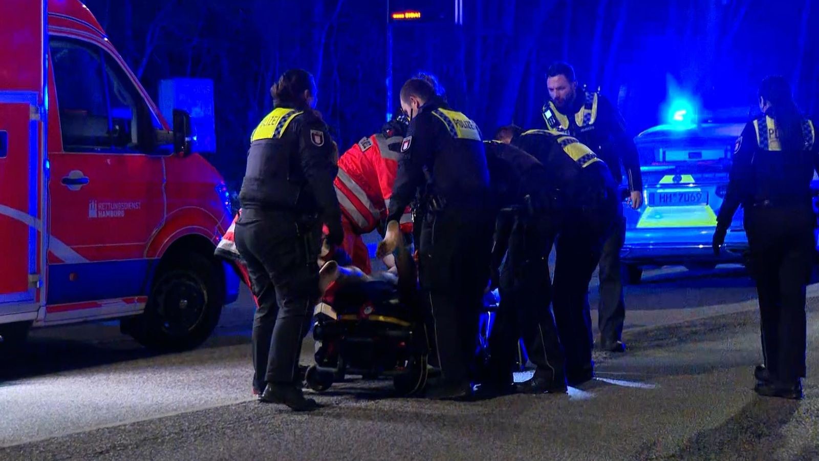 Nach Auffahrunfall in Hamburg: 24-Jähriger sticht nackt auf Autofahrer ein