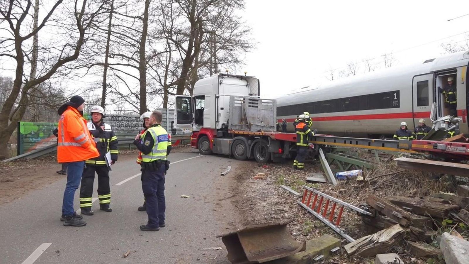 Schweres Zugunglück in Hamburg: Lebensgefährlich Verletzter stirbt