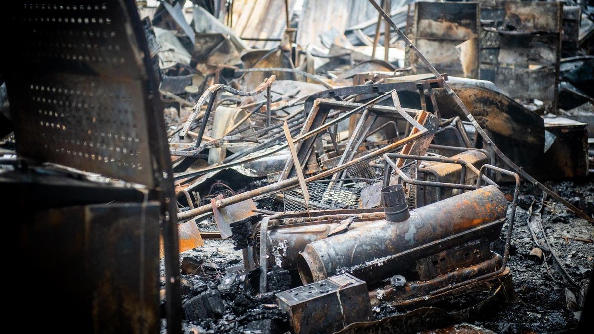 Großbrand in Mühlhausen: Lagerhalle in Flammen – Rauchsäule über der Stadt